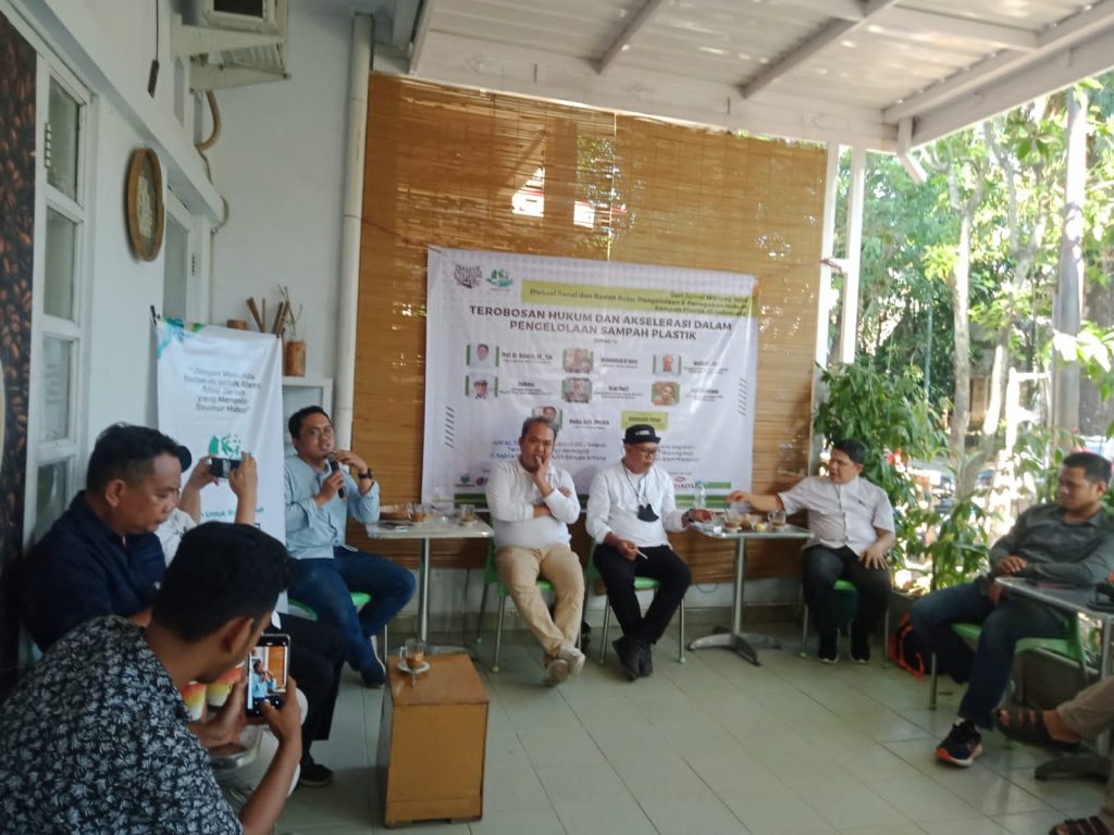 Buku Tentang Sampah Plastik Karya Prof Maskun Dibedah Praktisi hingga ...